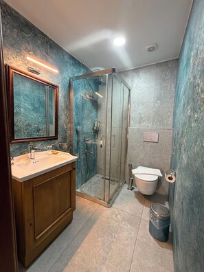 Quarto casal ou duplo standard, vista para a cidade | Banheiro | Chuveiro, secador de cabelo, toalhas de banho, sabonete