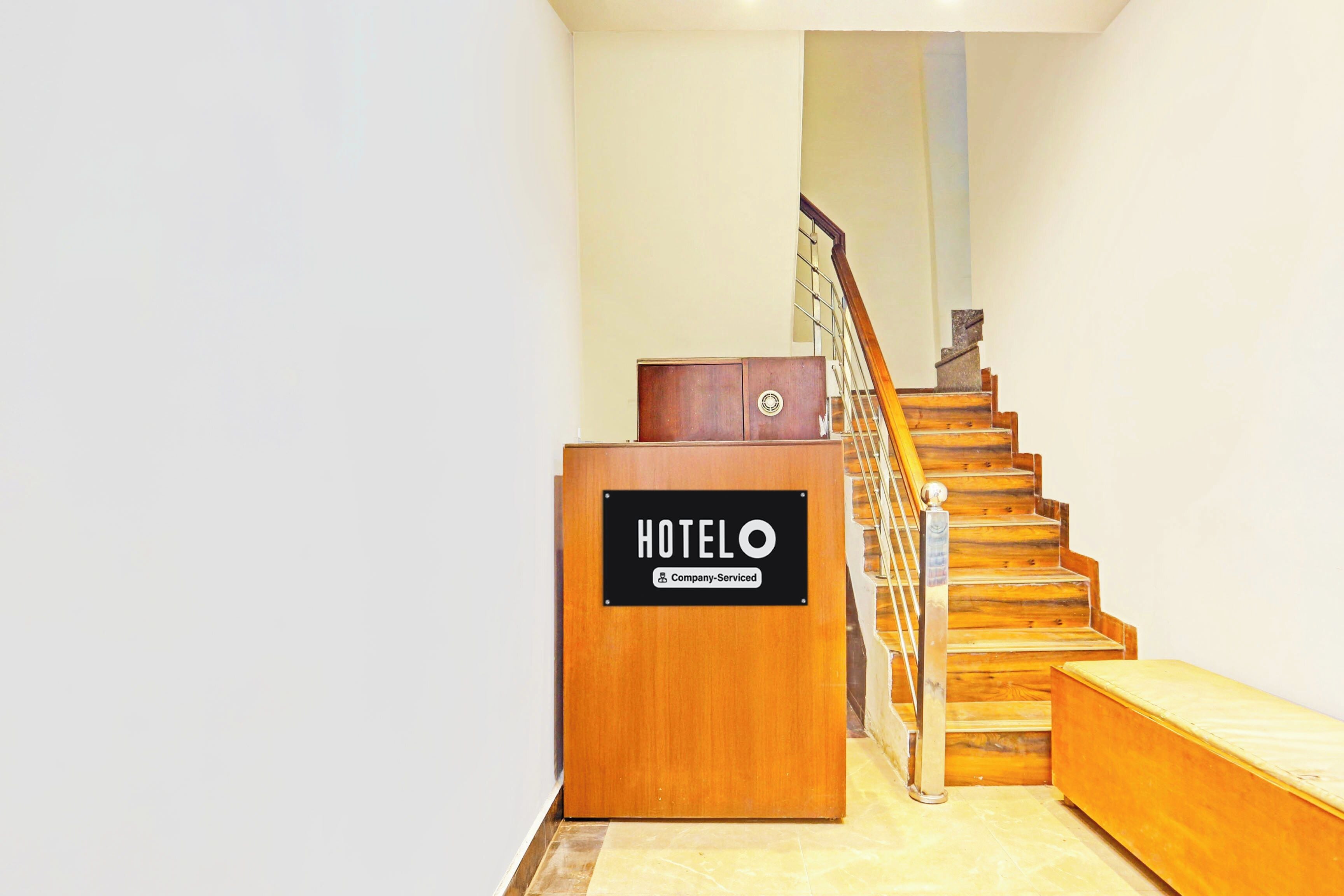Balcão de recepção de hotel com aviso indicando serviço corporativo.