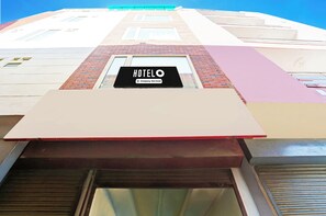 Placa de hotel com identificação de serviço da empresa.