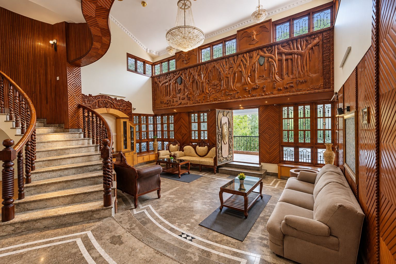 Um interior imponente com escadaria de madeira, teto alto e grande janela com detalhes em madeira entalhada.