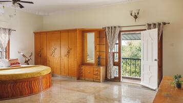 Quarto com cama, guarda-roupa, penteadeira e espelho.