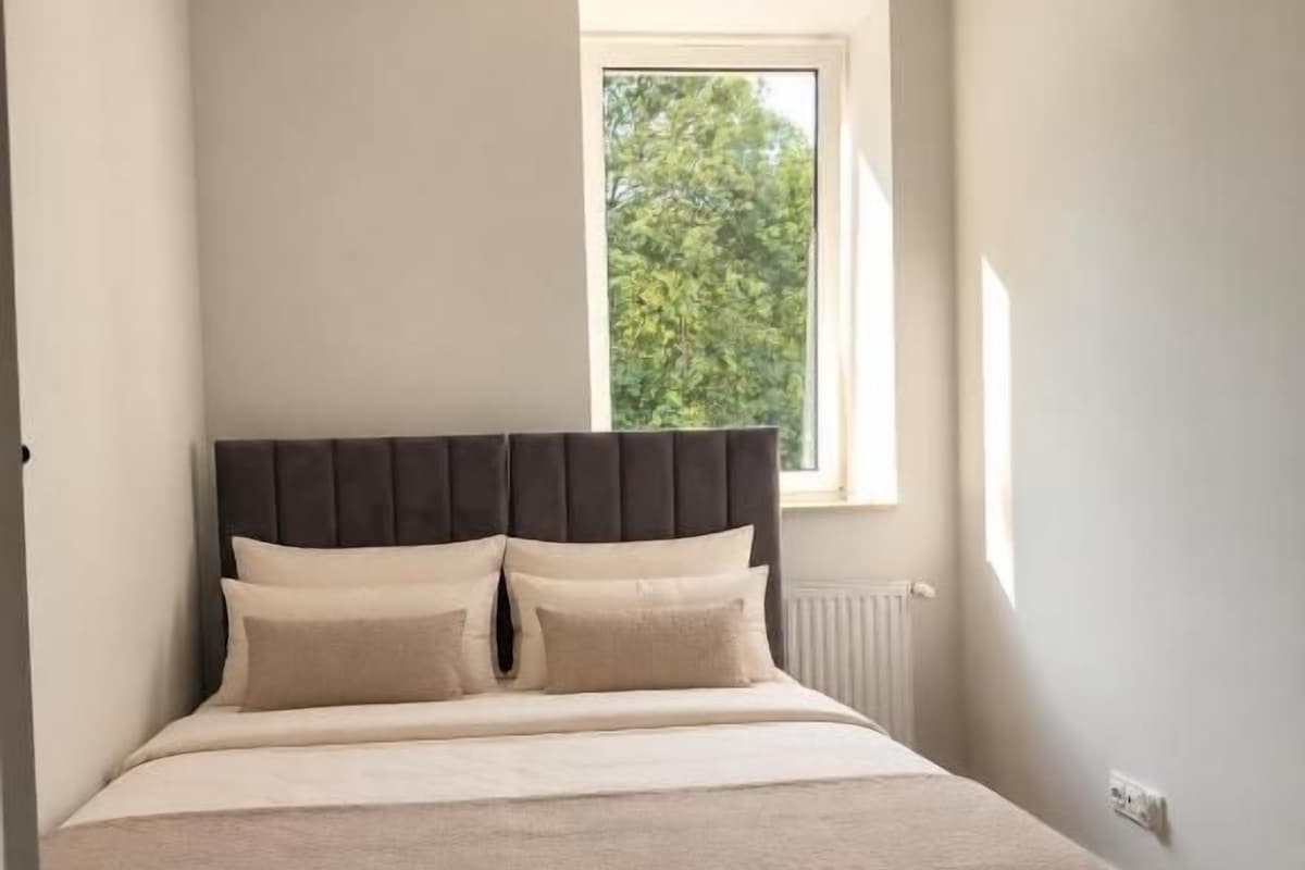 Apartamento Standard, vista para o rio | Secretária, secretária adequada para computadores portáteis 