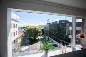 Um edifício moderno com fachada de vidro e uma placa com a inscrição 'LANDSVERK'.