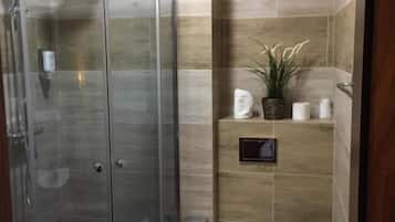 Quarto quádruplo | Banheiro | Chuveiro, secador de cabelo, toalhas de banho, sabonete