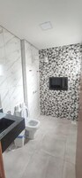 Quarto Individual Comfort, Vista para a cidade | Casa de banho | Um polibã, toalhas fornecidas, papel higiénico