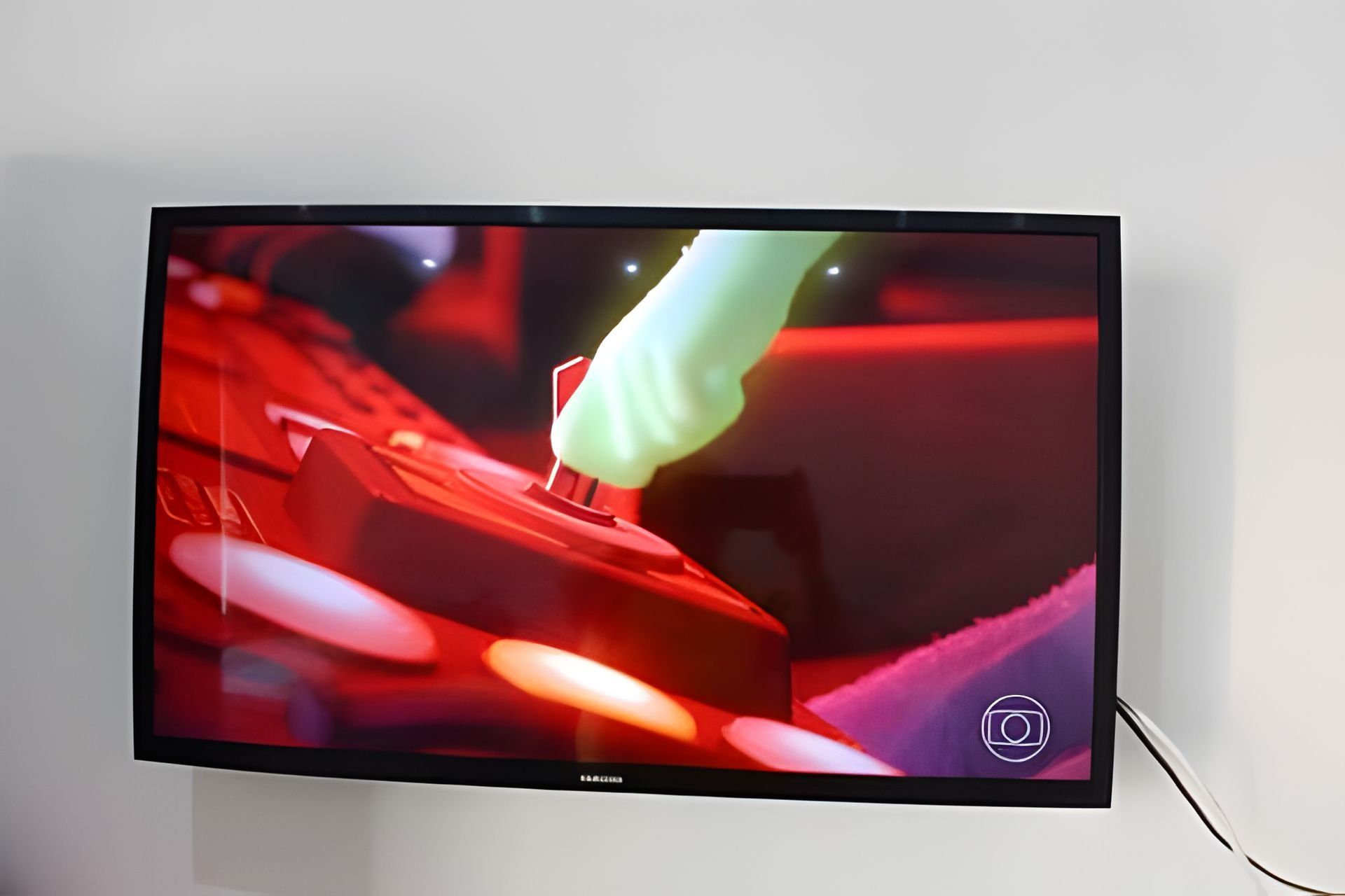 Televisão de tela plana presa na parede.