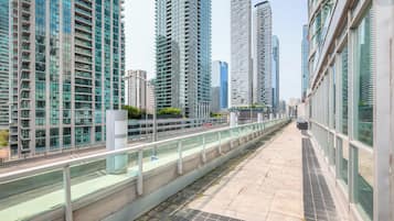 Uma passagem urbana moderna, ladeada por edifícios altos.