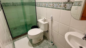 Casa de banho com sanita, bidé e lavatório.