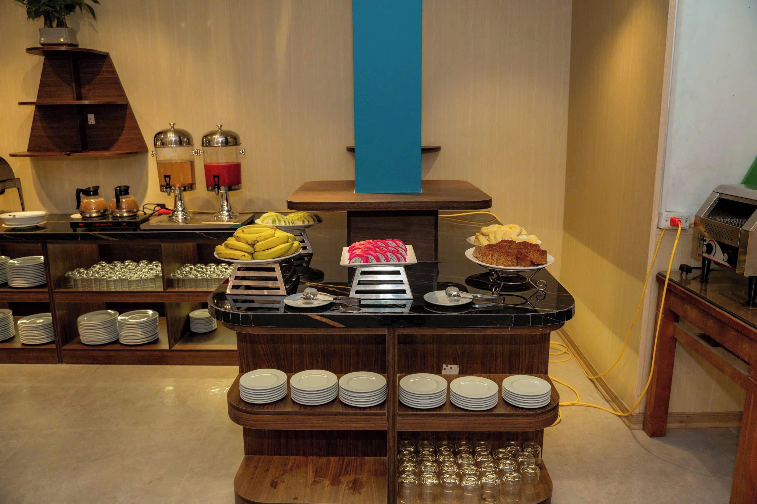 Disposição de buffet com diversos alimentos e bebidas.