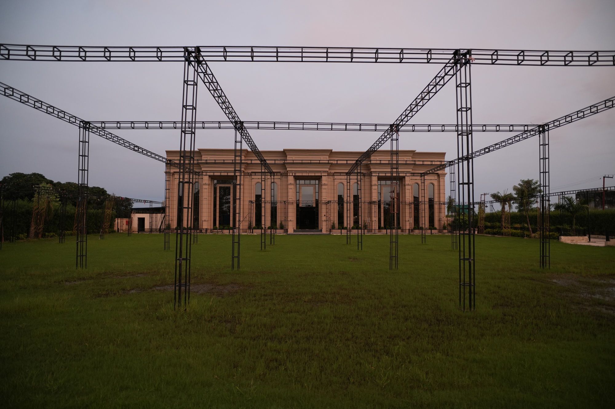 Um edifício com fachada simétrica, janelas amplas e entrada central.