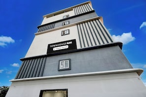 Edifício de vários andares com placa indicando que é uma townhouse com serviços para empresa.