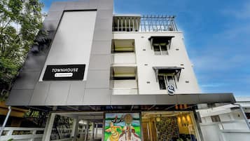 Um edifício moderno com uma placa indicando 'TOWNHOUSE Company-Serviced'.