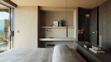 Quarto moderno com uma cama grande, uma estante embutida com objetos decorativos e vista para o exterior.