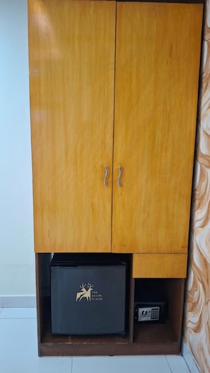 Guarda-roupa de madeira com duas portas e uma prateleira inferior.