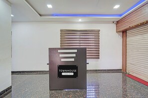 Uma mesa de recepção com uma placa indicando que é uma townhouse com serviços de empresa.