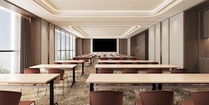 Sala de conferências com várias mesas e cadeiras, janelas amplas e design moderno no teto.
