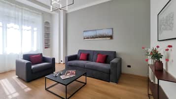 Apartamento (2 Bedrooms) | Área de estar | Smart TV 32 polegadas com canais a cabo