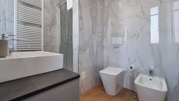 Apartamento (2 Bedrooms) | Banheiro | Chuveiro, bidê