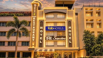 Um hotel com área de recepção, placa indicando 'The Samsara 1 Family Restaurant' e um aviso de 'fab hotels'.