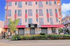 Edifício de vários andares com uma placa indicando ser um espaço de hospedagem corporativo.