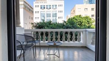 Apartamento, varanda | Cortinas/cortinados opacos, ferro/tábua de engomar