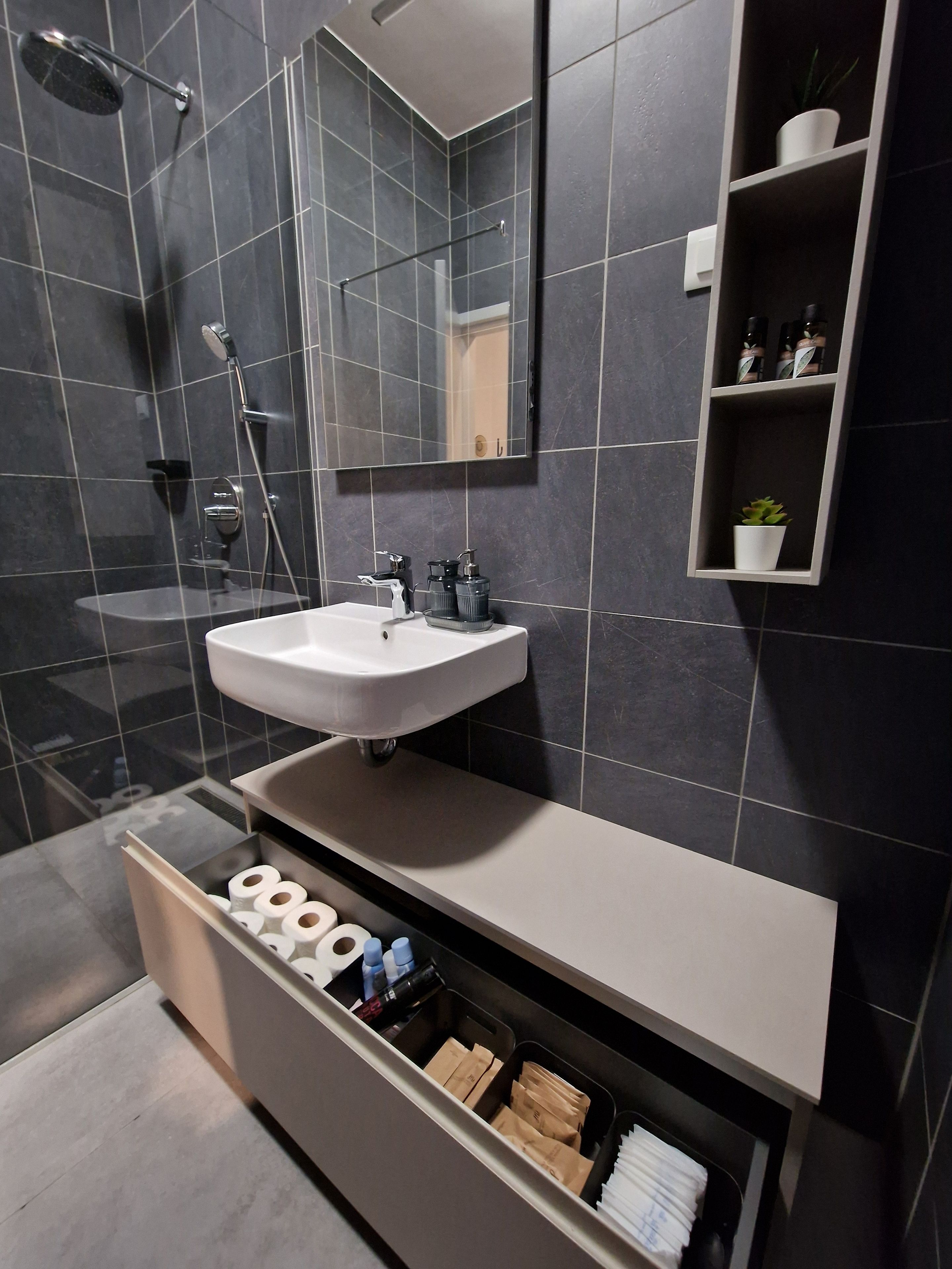 Suite-Estúdio Comfort, Vista para a cidade | Casa de banho | Um polibã, um secador de cabelo, chinelos, toalhas fornecidas 