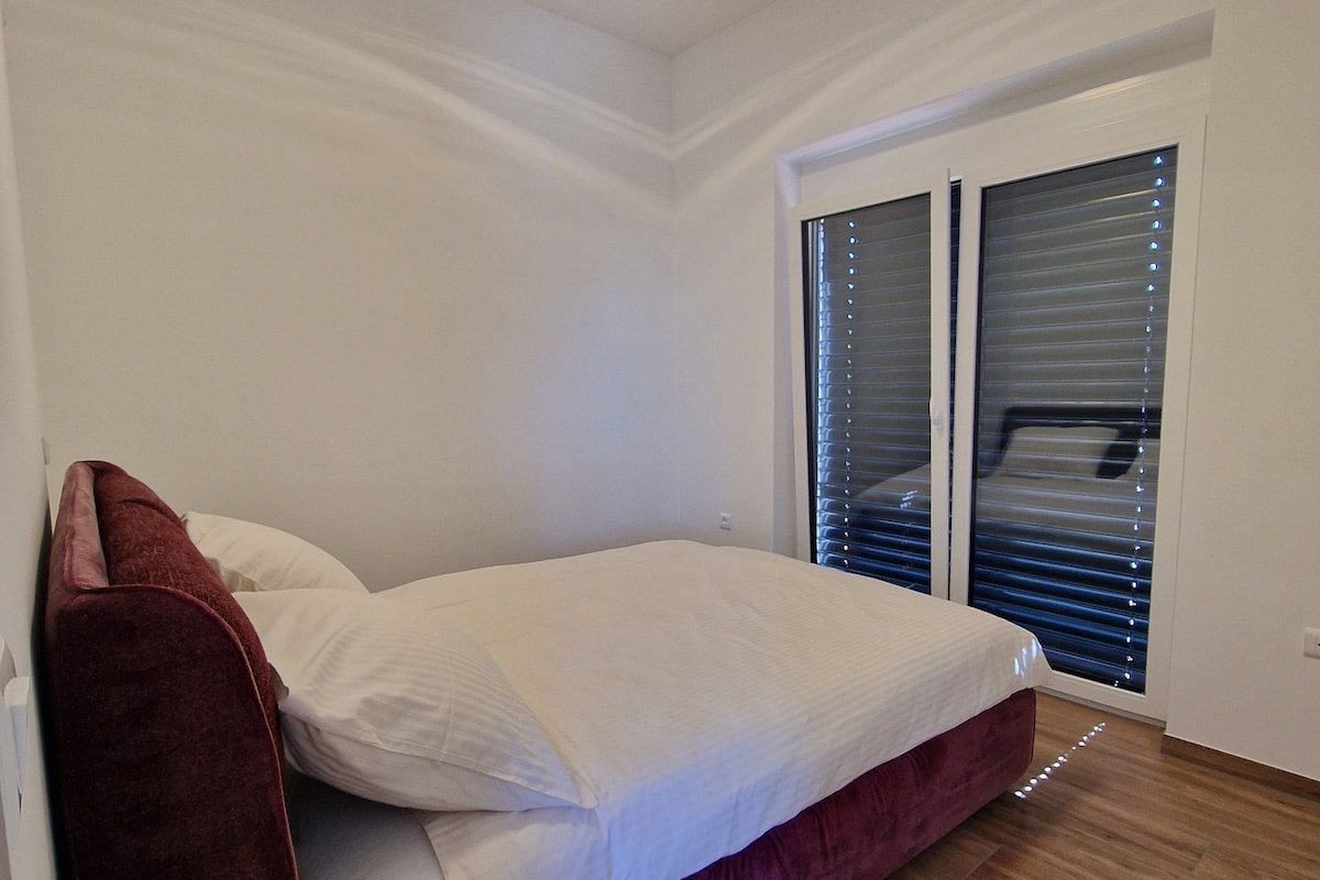 Apartamento família, vista para a cidade | Cofres nos quartos, cortinas blackout, ferros/tábuas de passar roupa