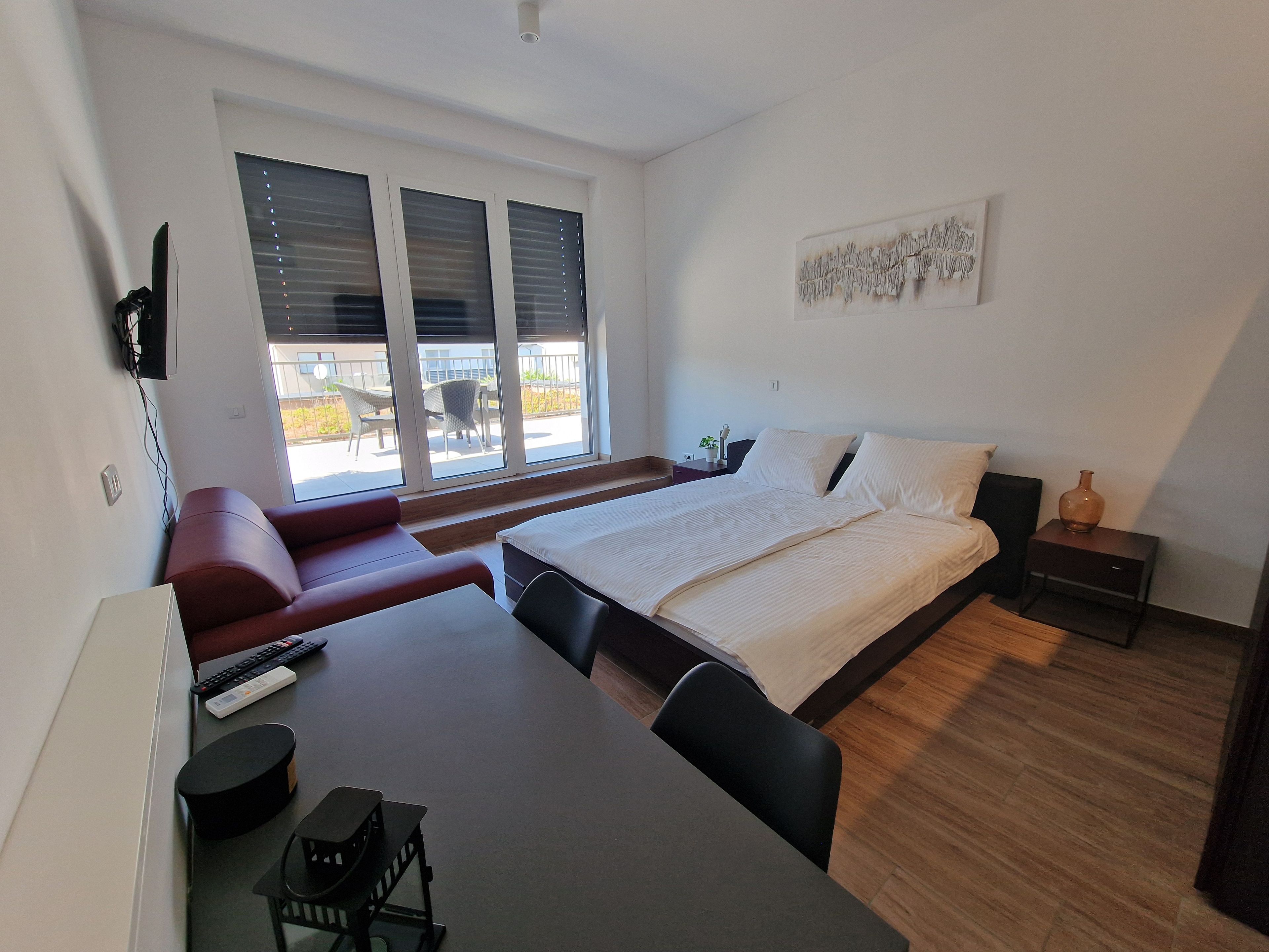 Suite-Estúdio Comfort, Vista para a cidade | Cofre no quarto, cortinas/cortinados opacos, ferro/tábua de engomar 
