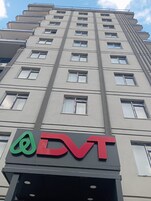 Um edifício de vários andares com um logotipo bem visível na fachada.