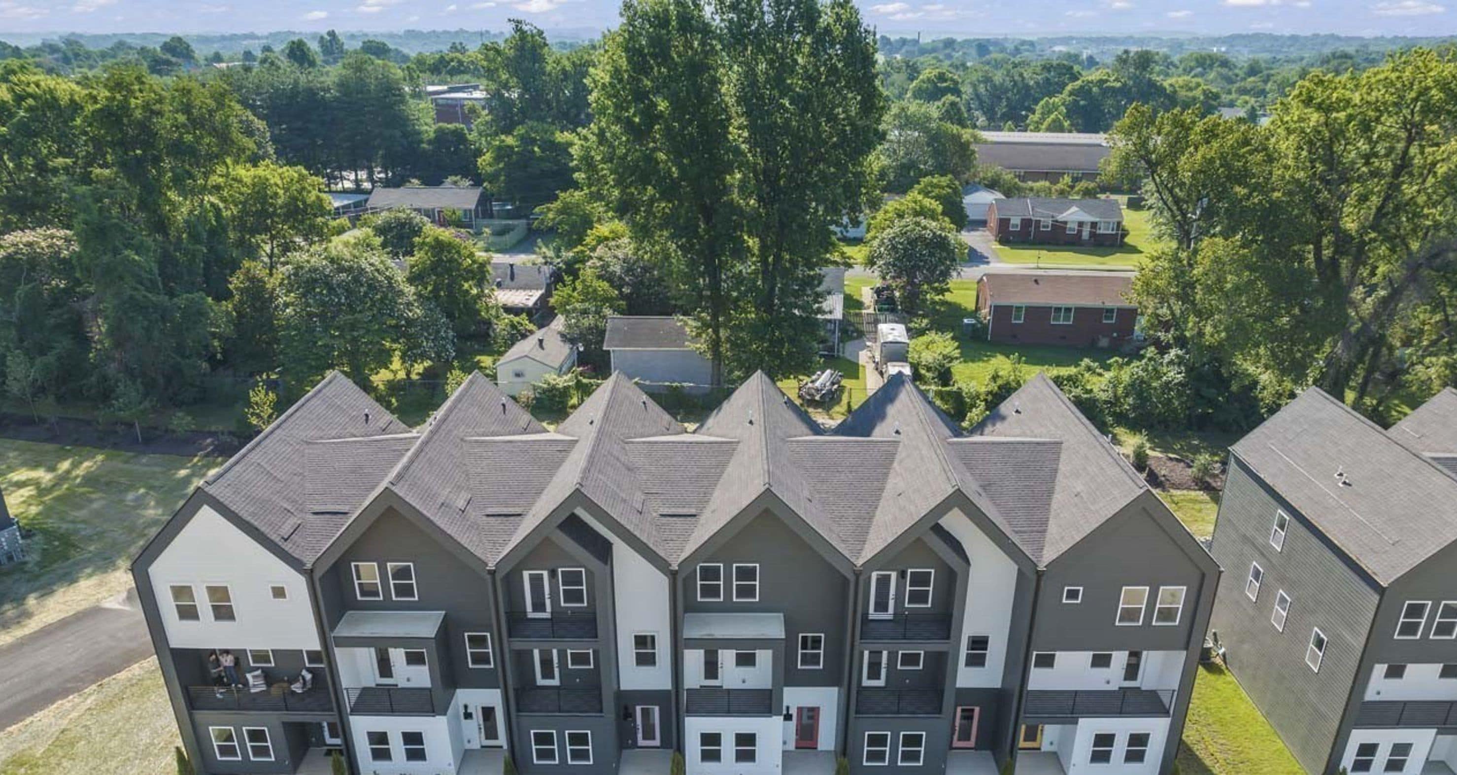 Edifício residencial de vários andares com fachada simétrica, várias varandas e um pátio central.