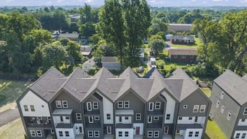 Edifício residencial de vários andares com fachada simétrica, várias varandas e um pátio central.