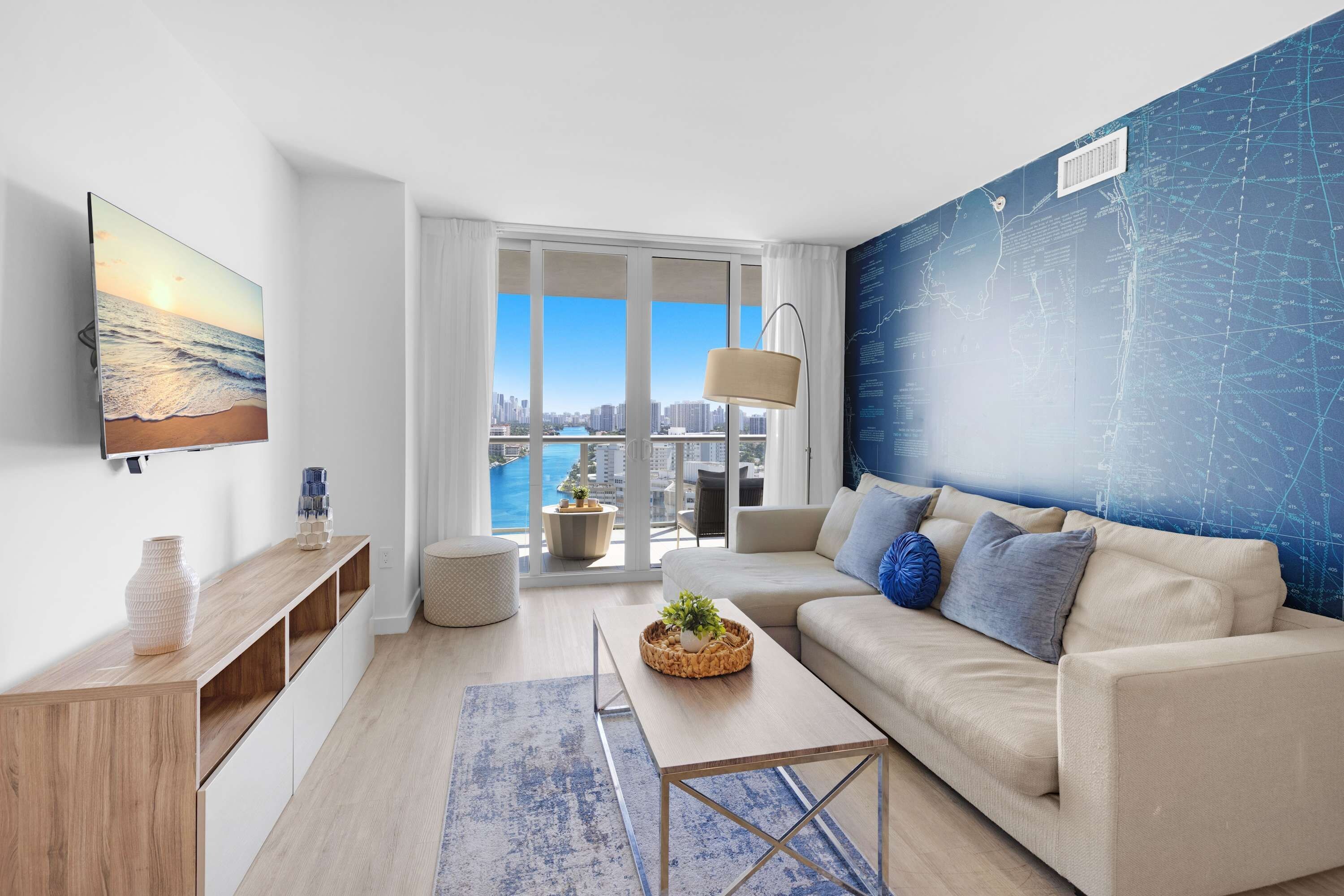 Uma sala de estar moderna com vista para a cidade, um mapa de parede grande e um sofá com almofadas decorativas.