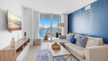 Uma sala de estar moderna com vista para a cidade, um mapa de parede grande e um sofá com almofadas decorativas.