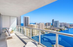 Varanda com vista para a cidade, sobre um porto de recreio e edifícios.