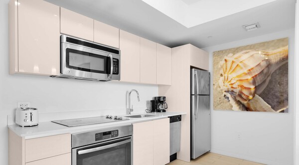 1 Br Modern Resort Balcony Gym Amazing Pool - Sunny Isles Beach, FL