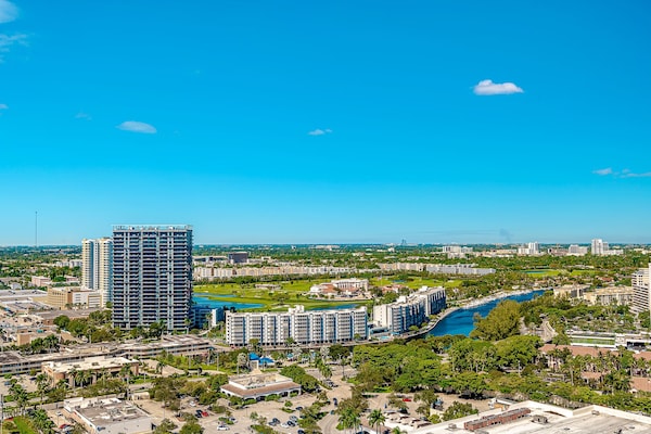 Modern Resort With Amazing Pool - Sunny Isles Beach, FL