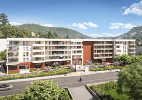 Um hotel com vários andares, varandas, um jardim paisagístico e vista para uma paisagem montanhosa.