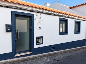 Um edifício com porta azul, caixa de correio e placa com o número 4.