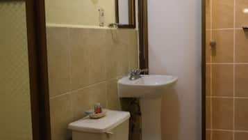 Quarto Duplo Comfort, Vista para a cidade | Casa de banho | Toalhas fornecidas, sabão, champô, papel higiénico