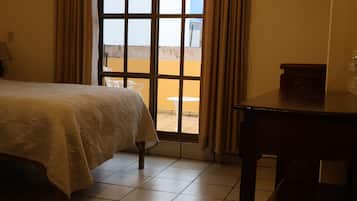 Quarto Duplo Comfort, Vista para a cidade | Cortinas/cortinados opacos, ferro/tábua de engomar, Wi-fi grátis