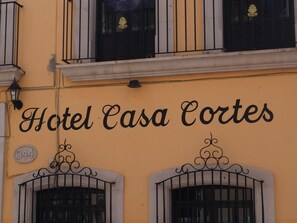 Fachada de edifício com a placa 'Hotel Casa Cortes' e o número '344' indicando a morada.