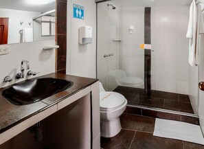 Quarto triplo standard | Banheiro | Produtos de toalete grátis, toalhas de banho, sabonete, papel higiênico