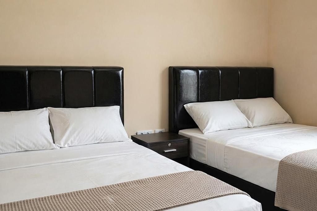 Quarto Básico, vista para o jardim | Secretária, secretária adequada para computadores portáteis 