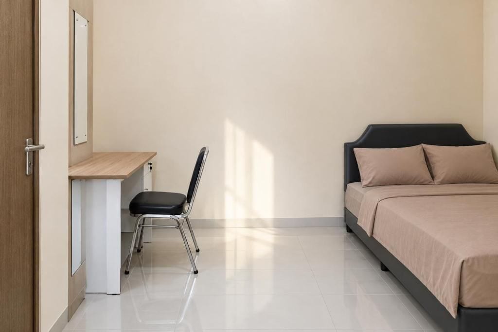 Quarto Básico, vista para o jardim | Secretária, secretária adequada para computadores portáteis 
