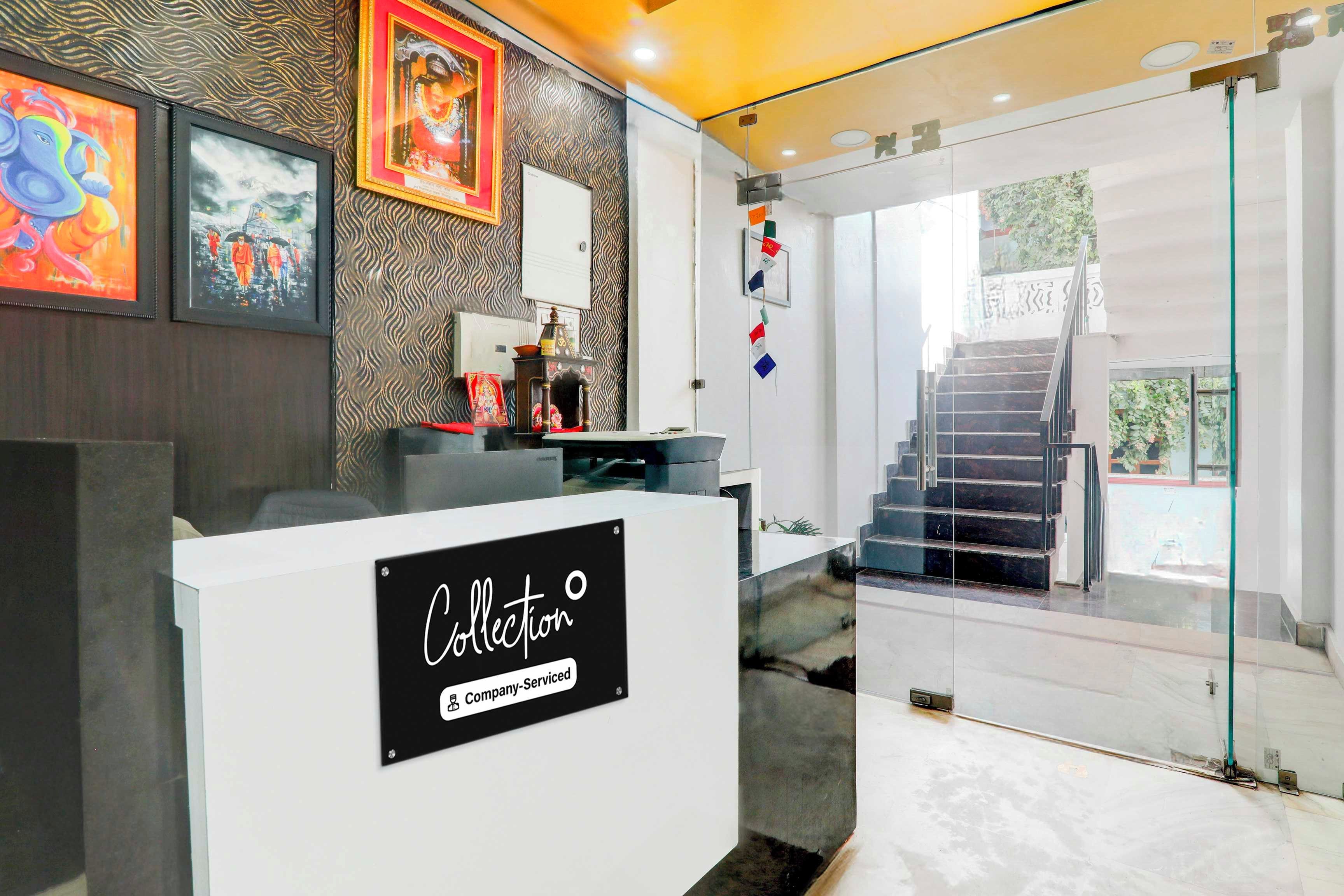 Uma área de recepção com uma placa indicando ser um ponto de recolha de artigos para empresas.