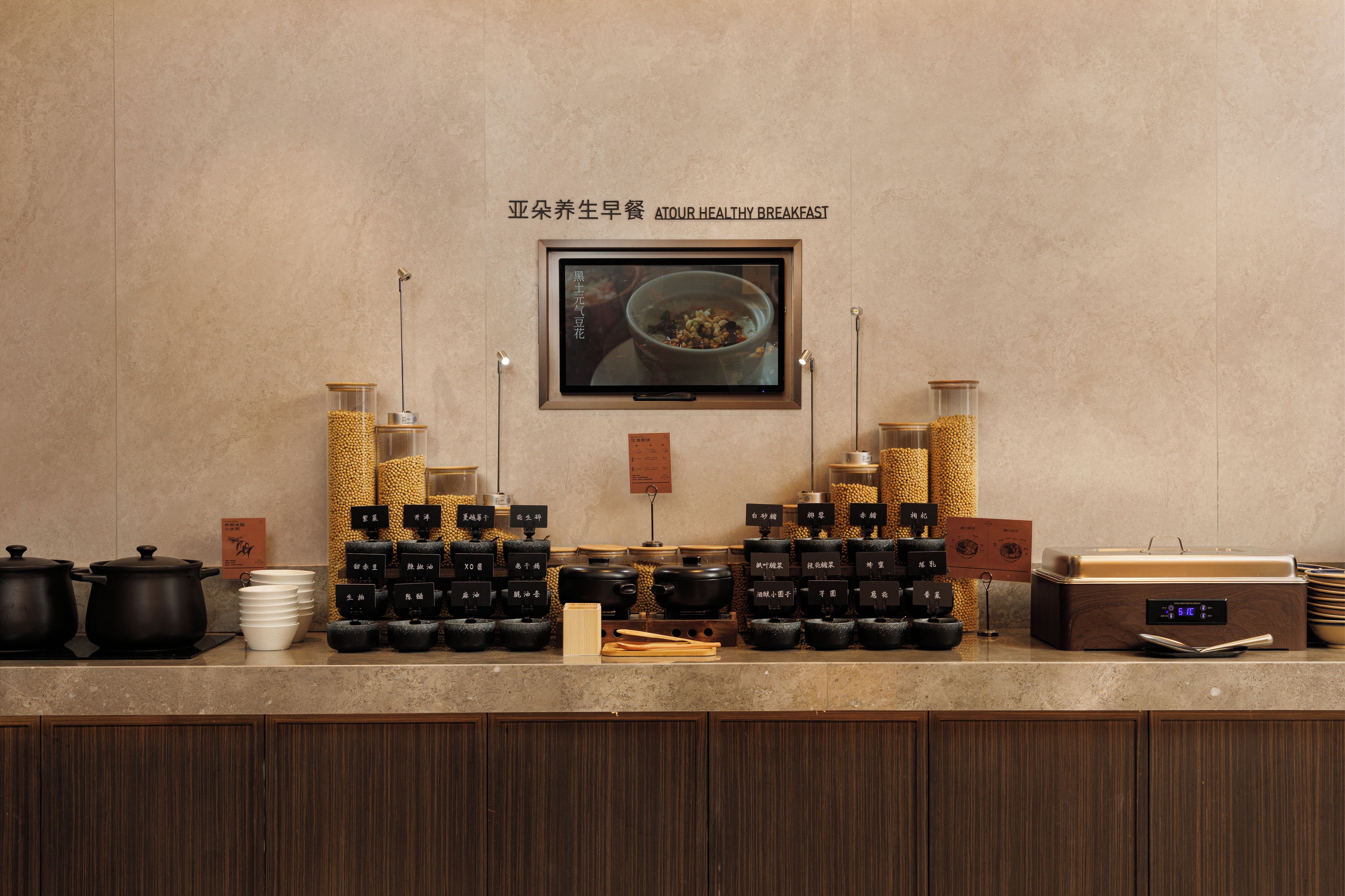 Buffet de café da manhã com diversos alimentos e acompanhamentos.