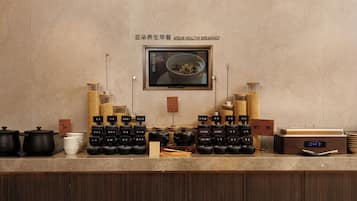 Buffet de café da manhã com diversos alimentos e acompanhamentos.