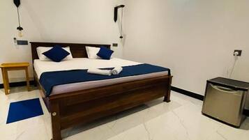 Quarto com cama de madeira, piso de mármore branco e ventilador de teto.
