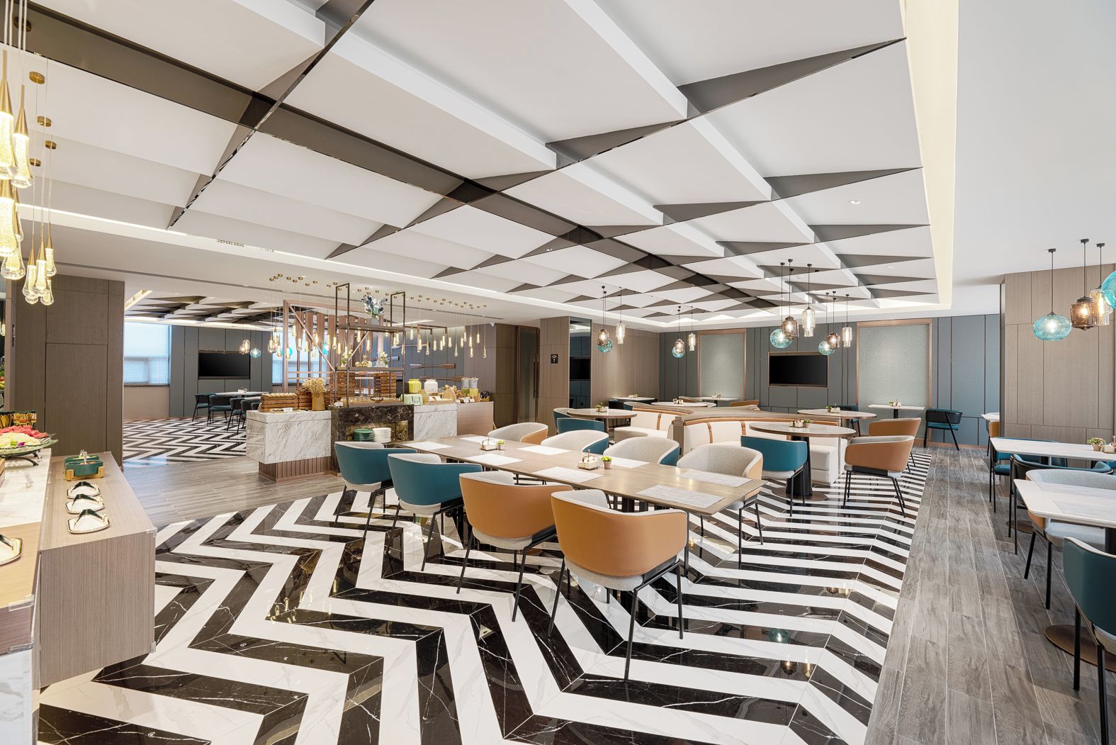 Um hall de hotel moderno com design geométrico no teto, piso de mármore e diversos arranjos de assentos, incluindo mesas e cadeiras.