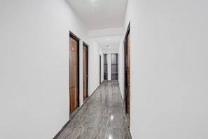 Corredor com portas numeradas 204 e 206, dando acesso a quartos.